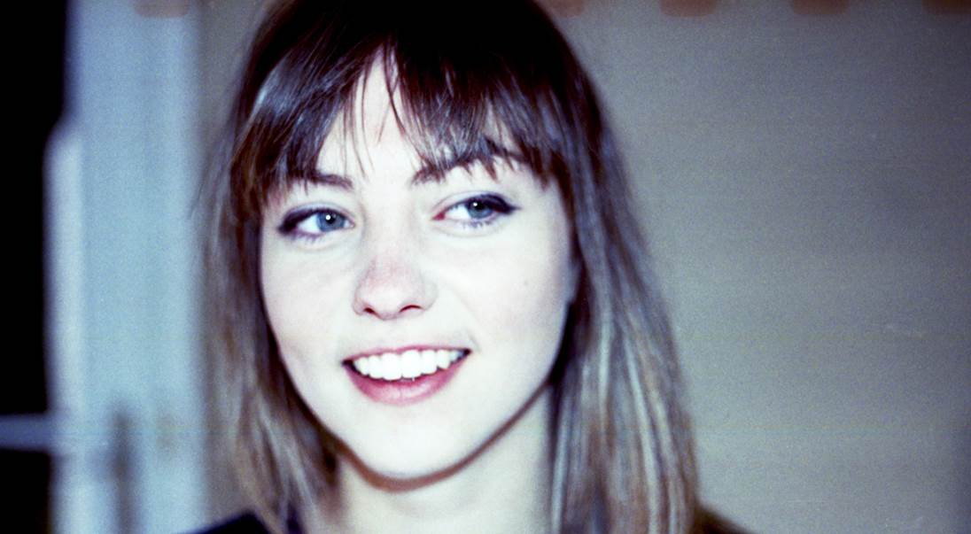 Angel Olsen presenta "Alive and Dying (waving smiling)" con una ...