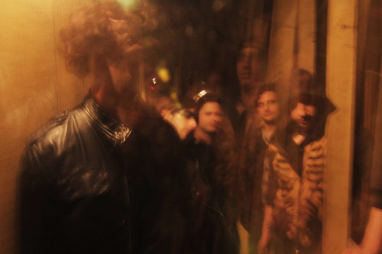 Escucha el nuevo nugaze de Bloody Knives en su LP, 70 Years of Static